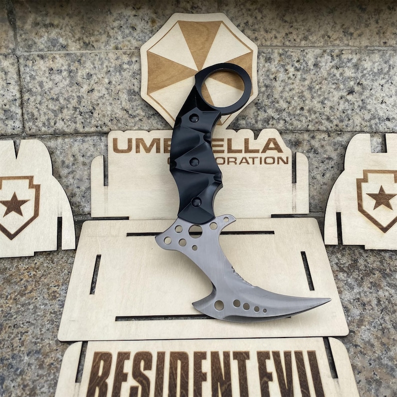 Handcrafted Re8 Chris Redfield's Karambit Knife Metal Replica Re8 Chris ...