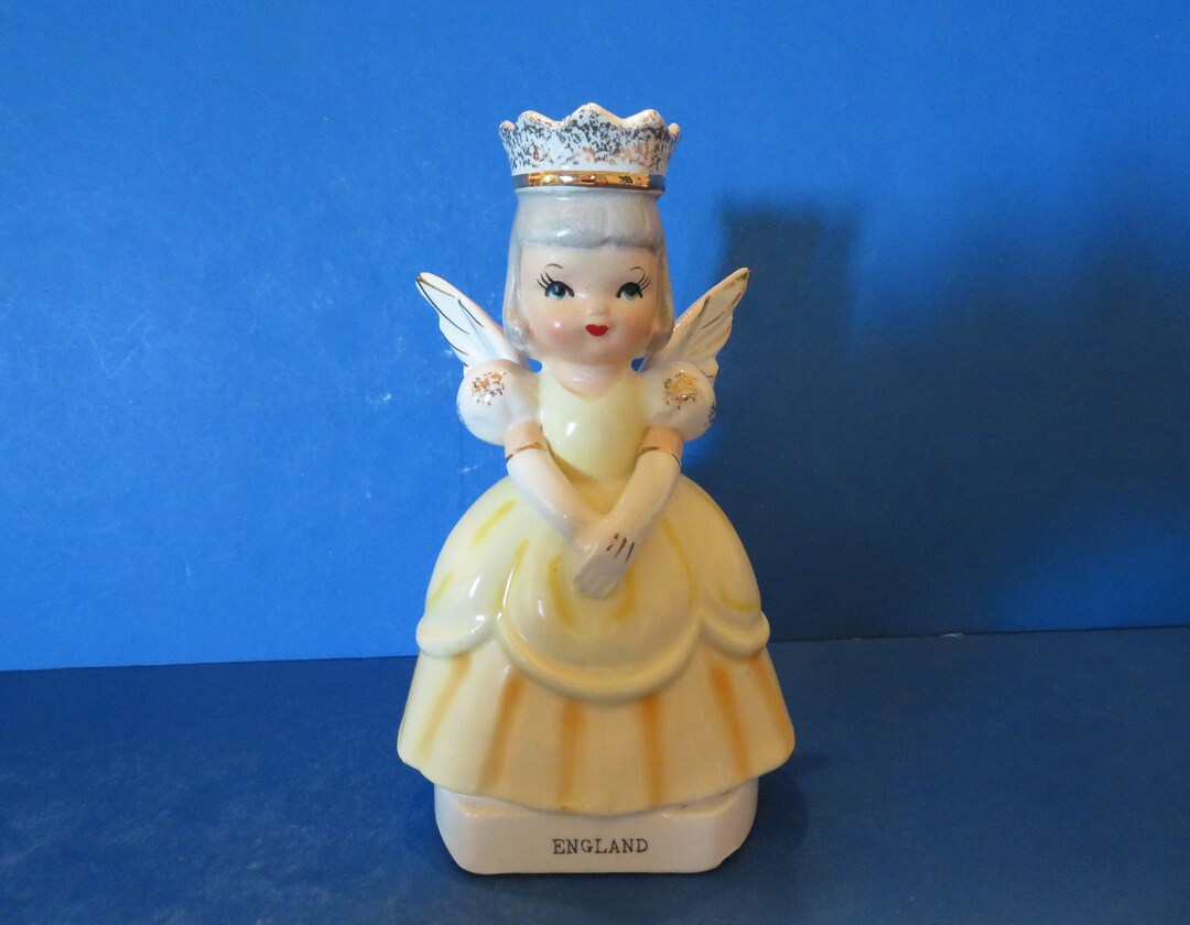 Fine A Quality - England Angel Mimics the Queen - She Wears a Beautiful ...