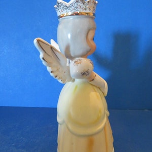Fine A Quality - England Angel Mimics the Queen - She Wears a Beautiful ...