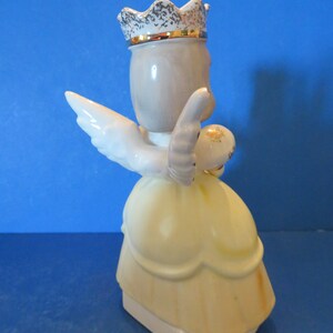 Fine A Quality - England Angel Mimics the Queen - She Wears a Beautiful ...