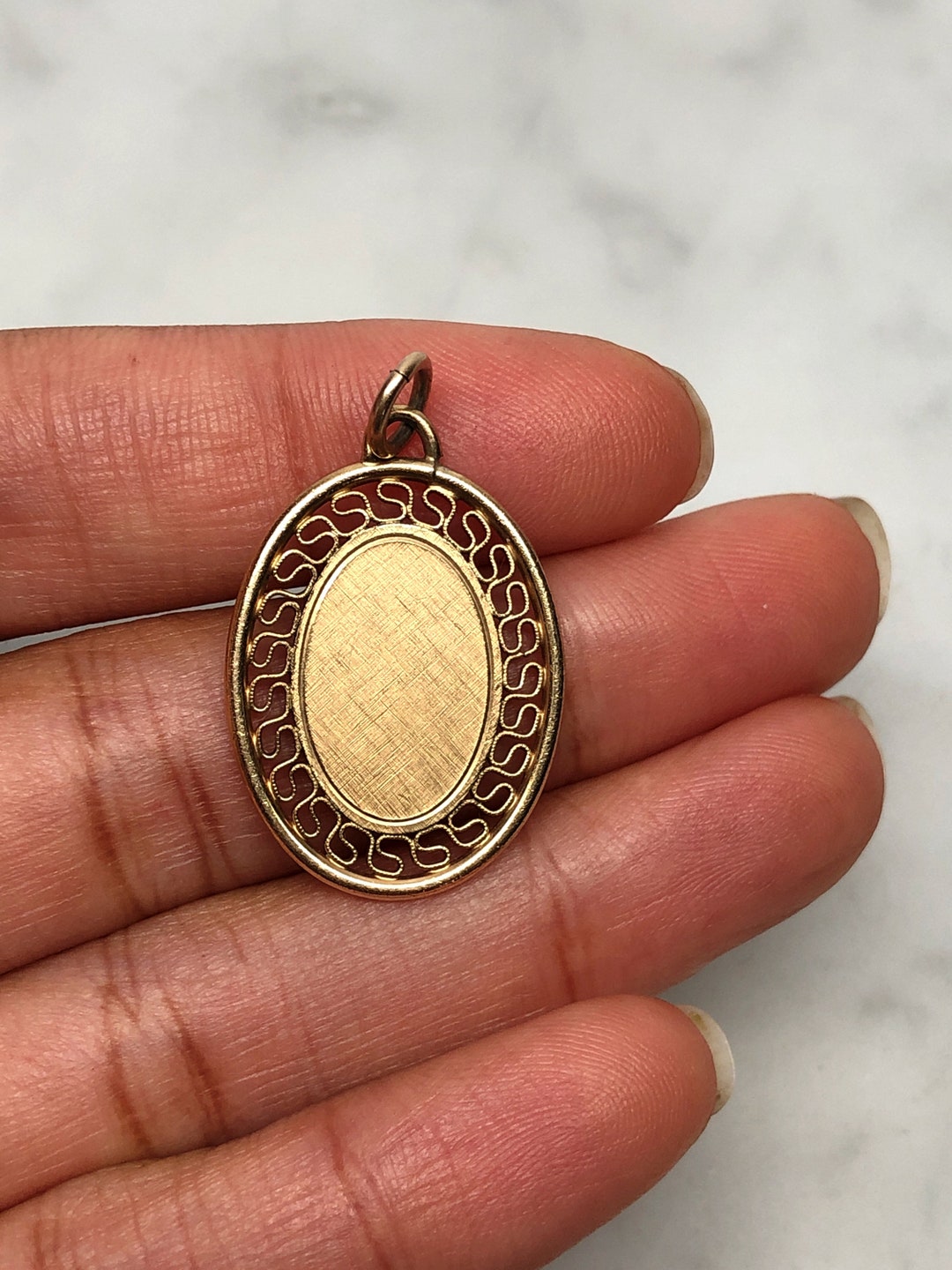 Pendentif ovale en filigrane avec centre texturé, rempli dor, vintage ...
