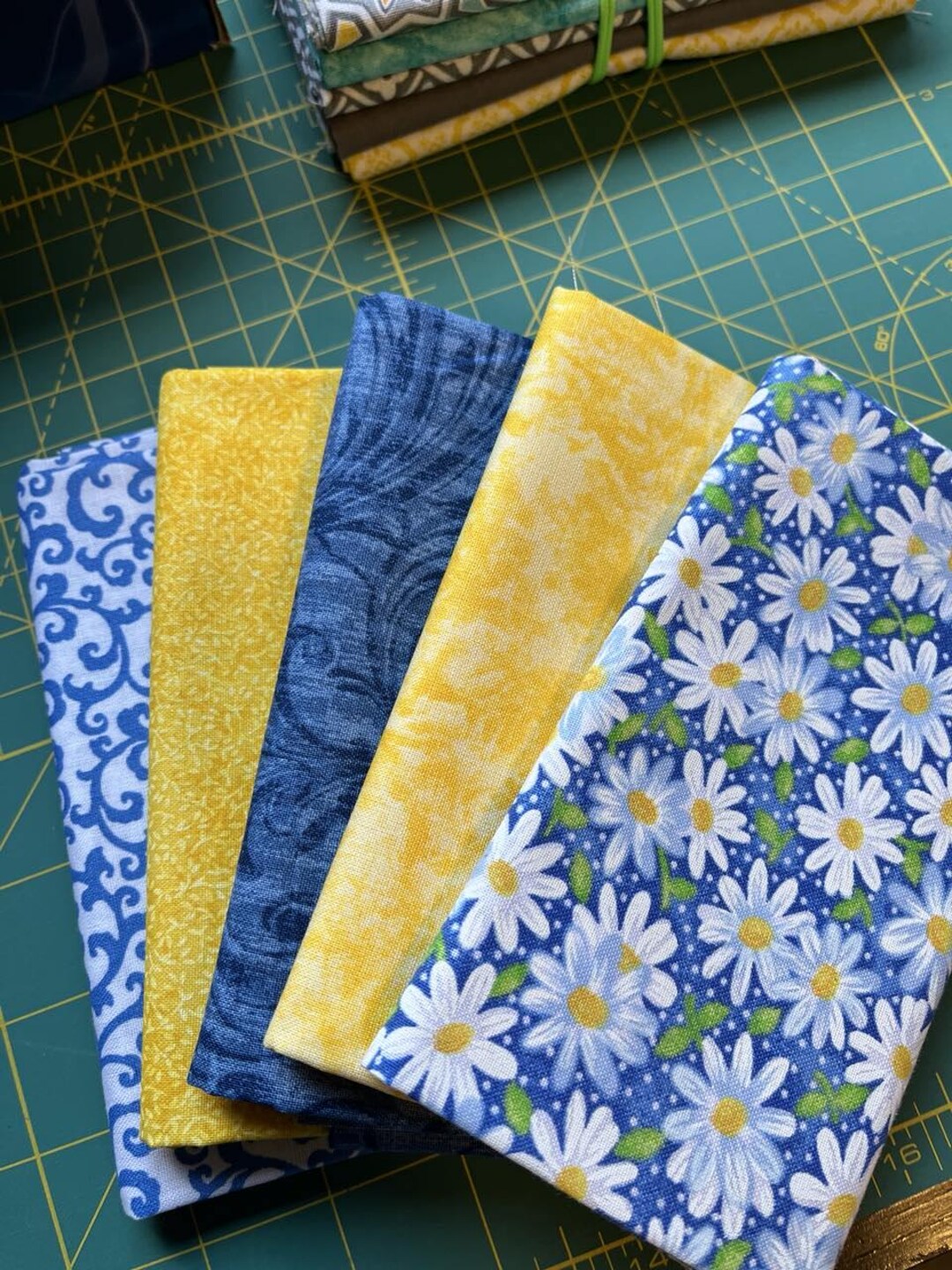 Daisy Blue and Yellow Print - Fat Quarter Bundle, 100% Cotton Fabric, 5 ...