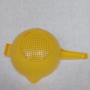 Tupperware Strainer/yellow 1523-2/retro Kitchen/countrycore - Etsy