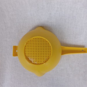 Tupperware Strainer/yellow 1523-2/retro Kitchen/countrycore - Etsy