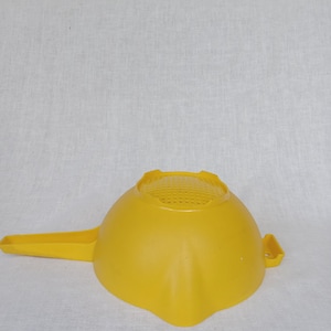 Tupperware Strainer/yellow 1523-2/retro Kitchen/countrycore - Etsy