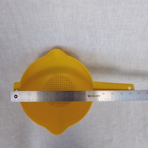 Tupperware Strainer/yellow 1523-2/retro Kitchen/countrycore - Etsy