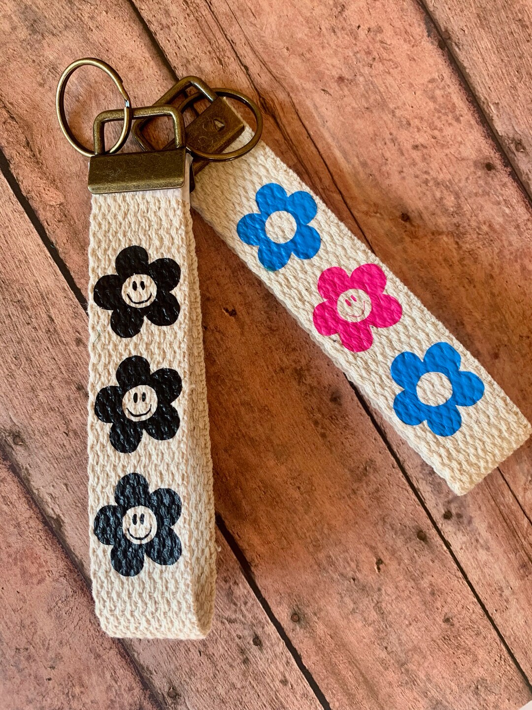 Retro Flower Smiley Face Keychain Wristlet / Key Fob/ Smiley Face Daisy ...