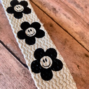 Retro Flower Smiley Face Keychain Wristlet / Key Fob/ Smiley Face Daisy ...