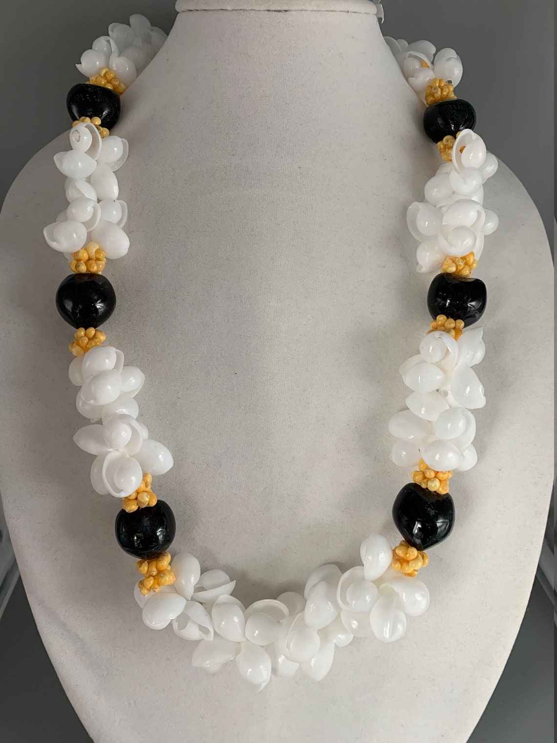 Hawaiian Bubble Shell Lei Black Kukui Yellow Mongo Lei - Etsy