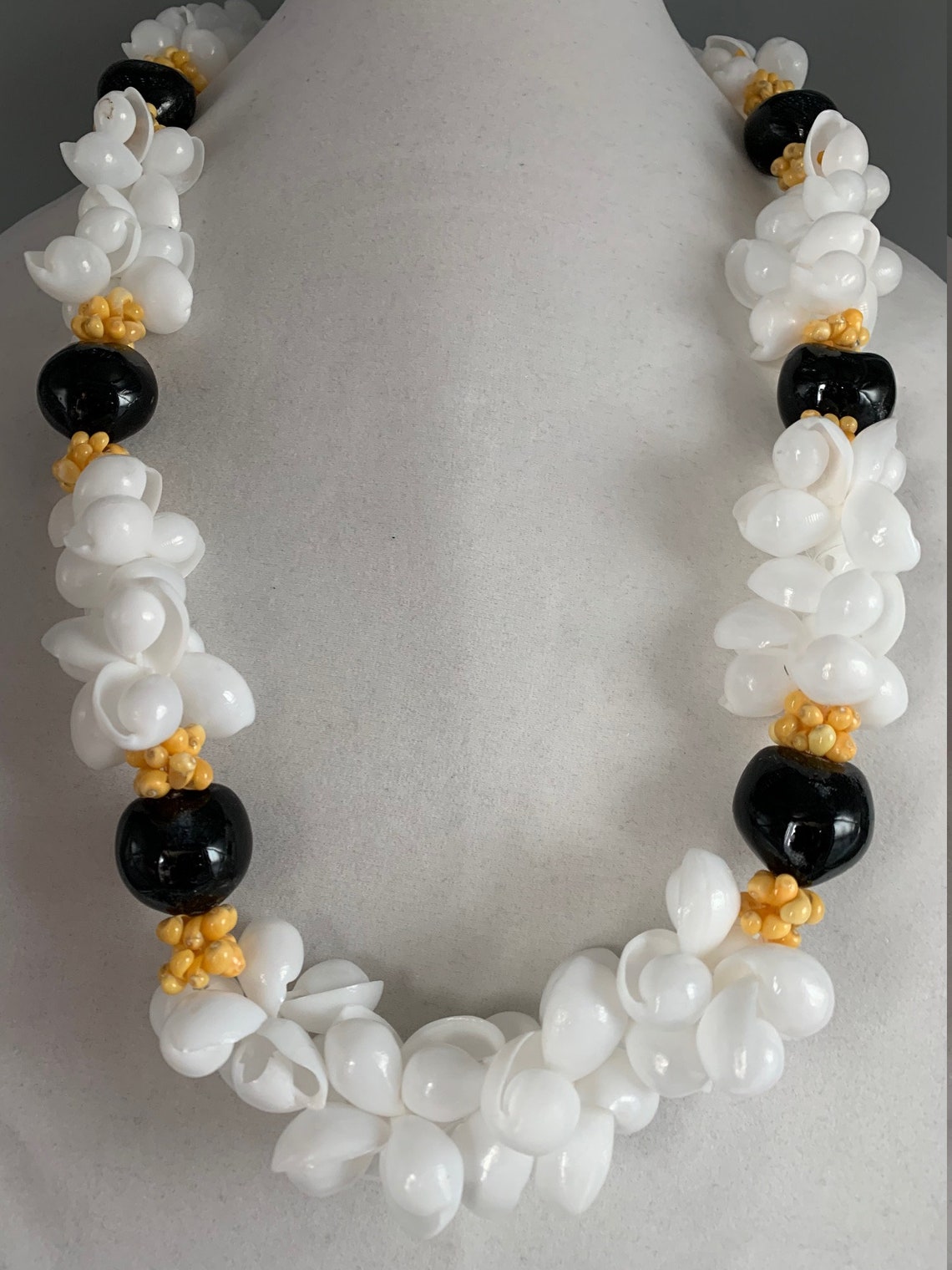 Hawaiian Bubble Shell Lei Black Kukui Yellow Mongo Lei - Etsy