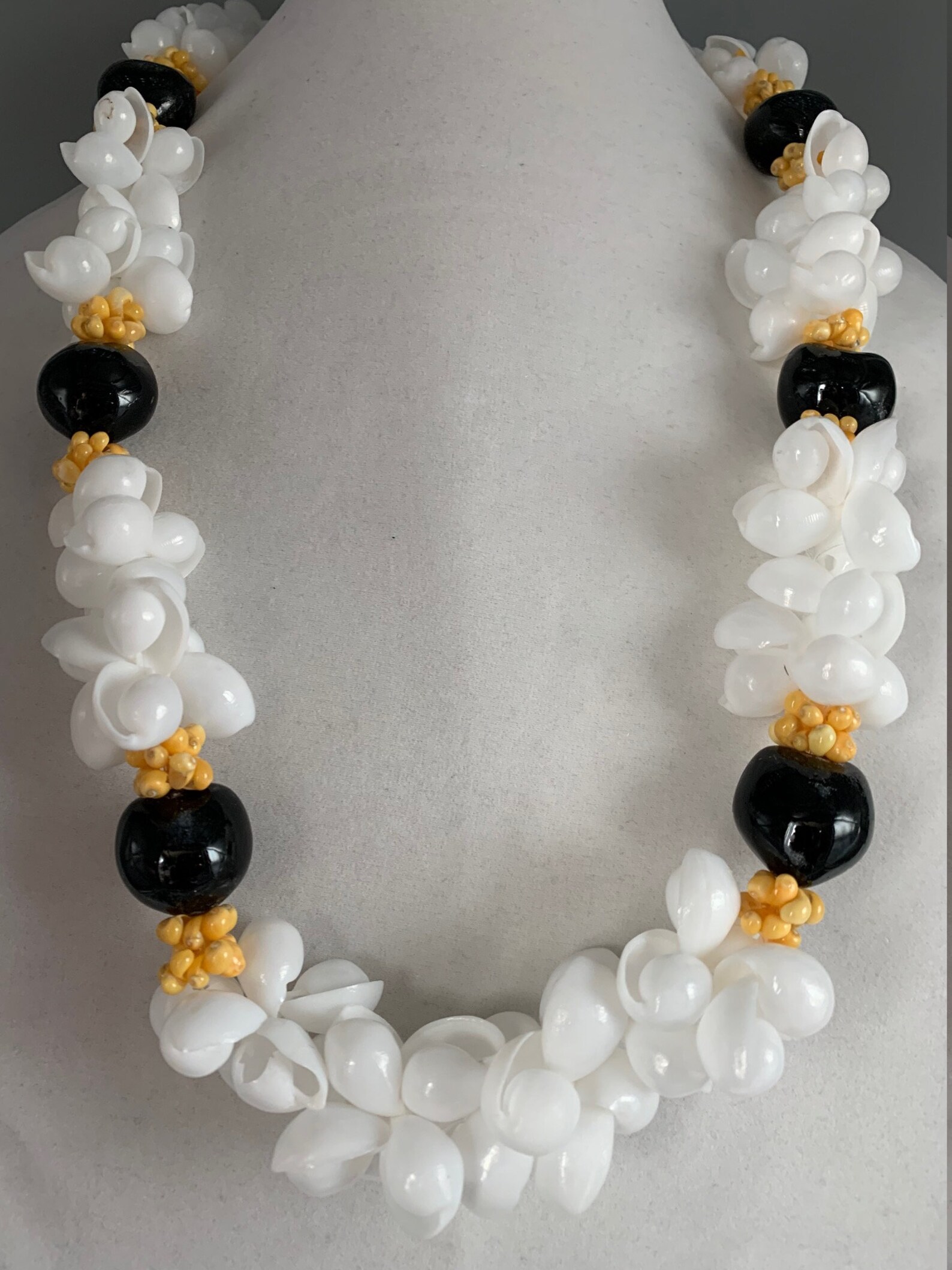Hawaiian Bubble Shell Lei Black Kukui Yellow Mongo Lei - Etsy