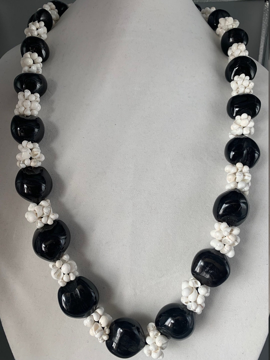 Hawaiian Kukui Nut Lei With Mongo Shell Lei Class of 2026 Graduation ...