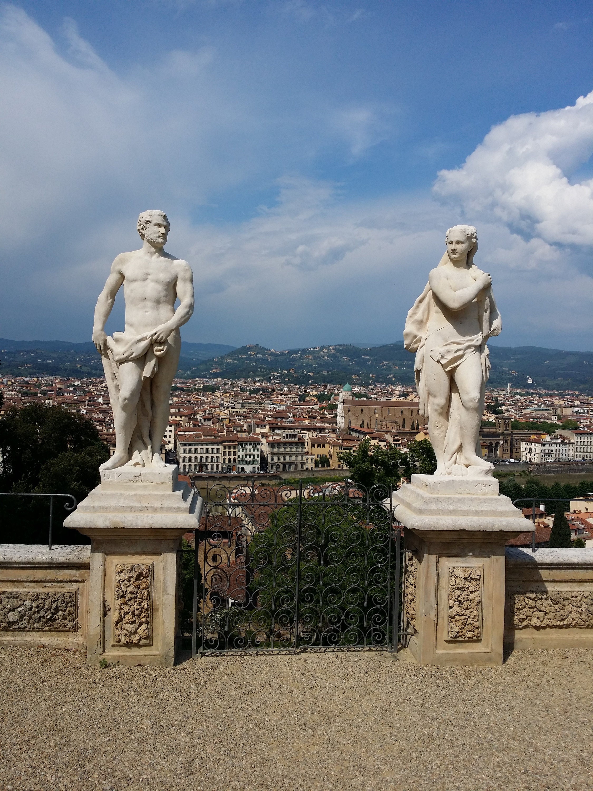 Fotografía de antiguas estatuas italianas en los jardines Bardini de ...