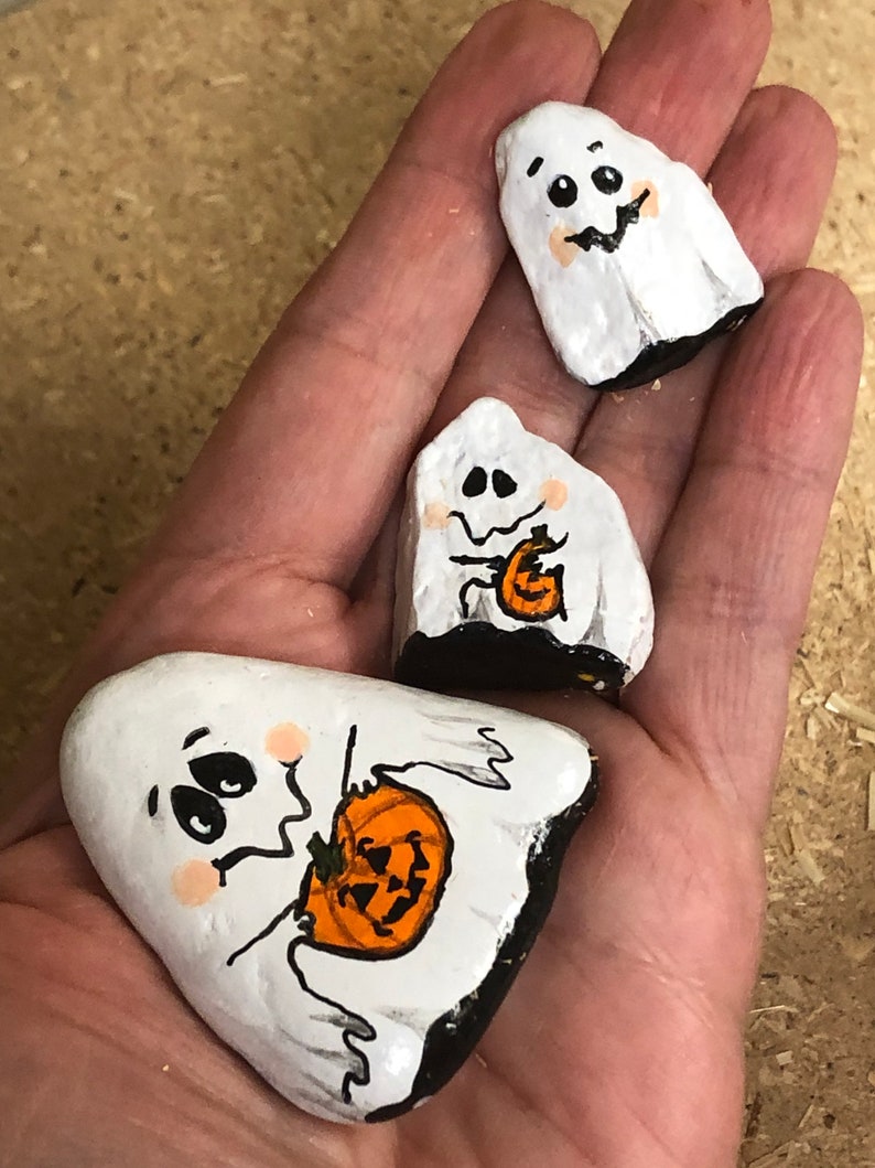 5 GHOSTS Hand Painted Rocks/ Halloween Decor/ Trick or Treat/ - Etsy