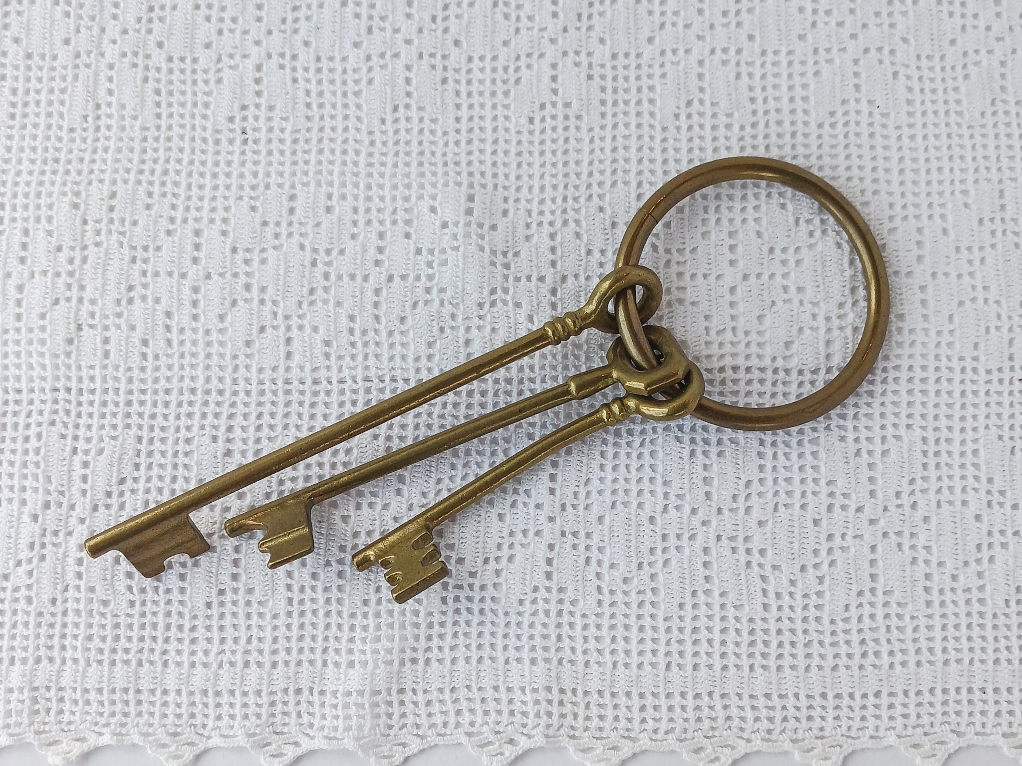1960's Vintage Large Brass Metal Skeleton Keys on Ring Home Decor - Etsy