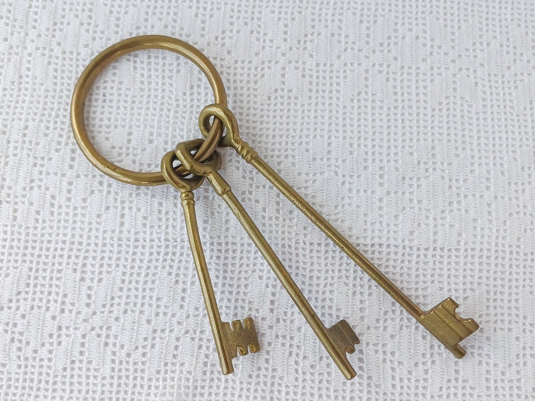 1960's Vintage Large Brass Metal Skeleton Keys on Ring Home Decor - Etsy