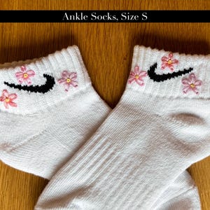 Hand Embroidered Pink Daisy Socks (nike - Authentic) - Etsy