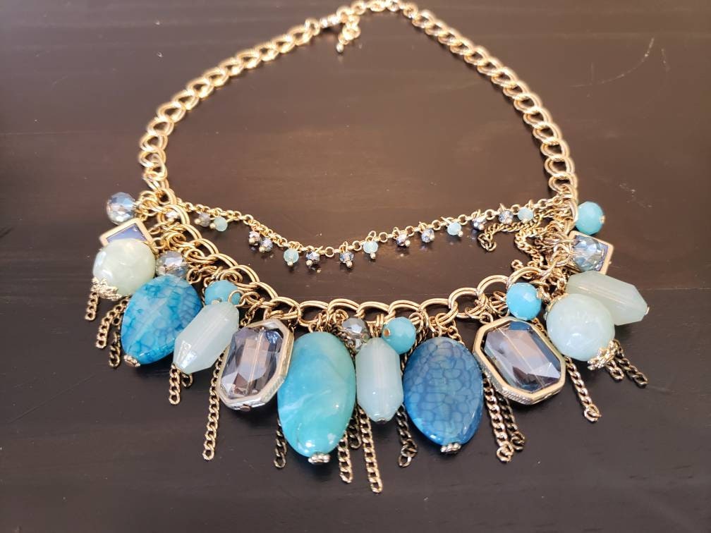 Chunky multi-streng statement ketting, turquoise en blauwe kralen ...