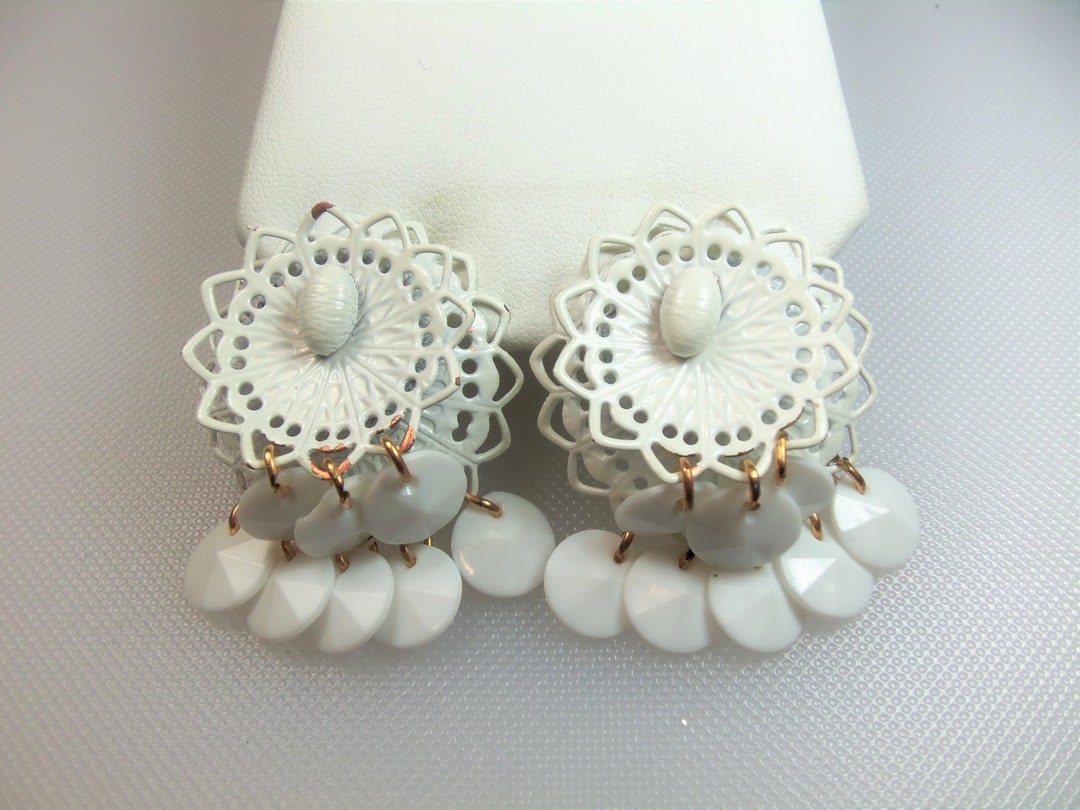 Filigrana de metal de esmalte blanco vintage con cuentas de plástico ...