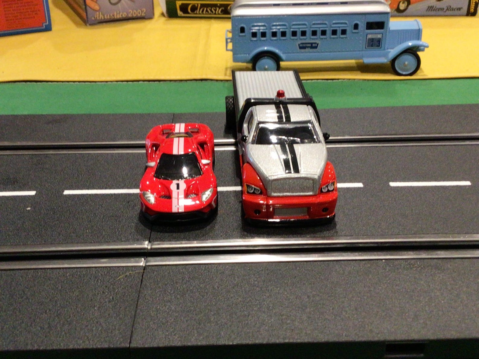 Maisto Design Flatbed Truck & 2018 Red Ford GT Exotic Sports Car 1/64 ...