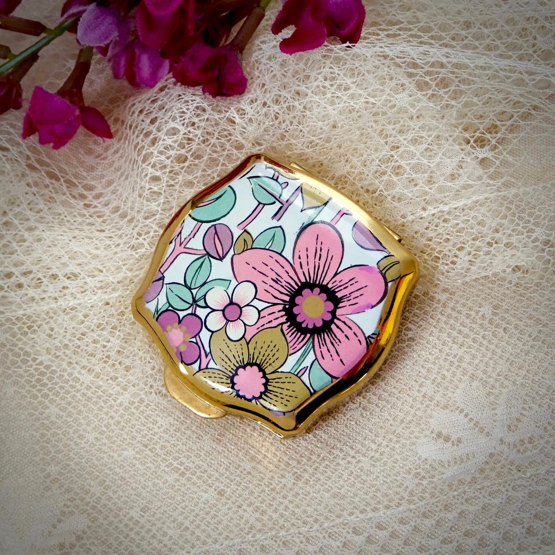 Vintage Stratton Pill Box With 60s Daisy Pattern, Floral Decoration on ...
