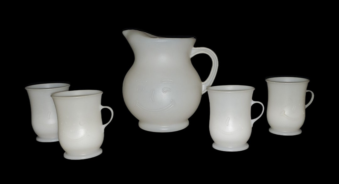 VTG 80s Kool-aid Man 2 Qt Pitcher 4 Cup Set White Molded Plastic Smile ...
