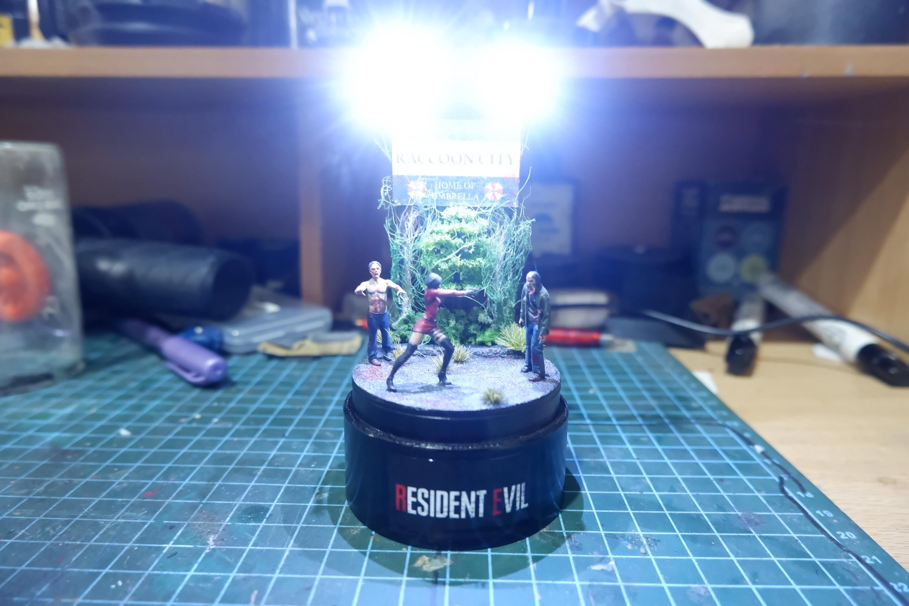 Glass Dome LED - Ada Wong VS Zombie, Raccoon City - Mini Diorama Zombie ...