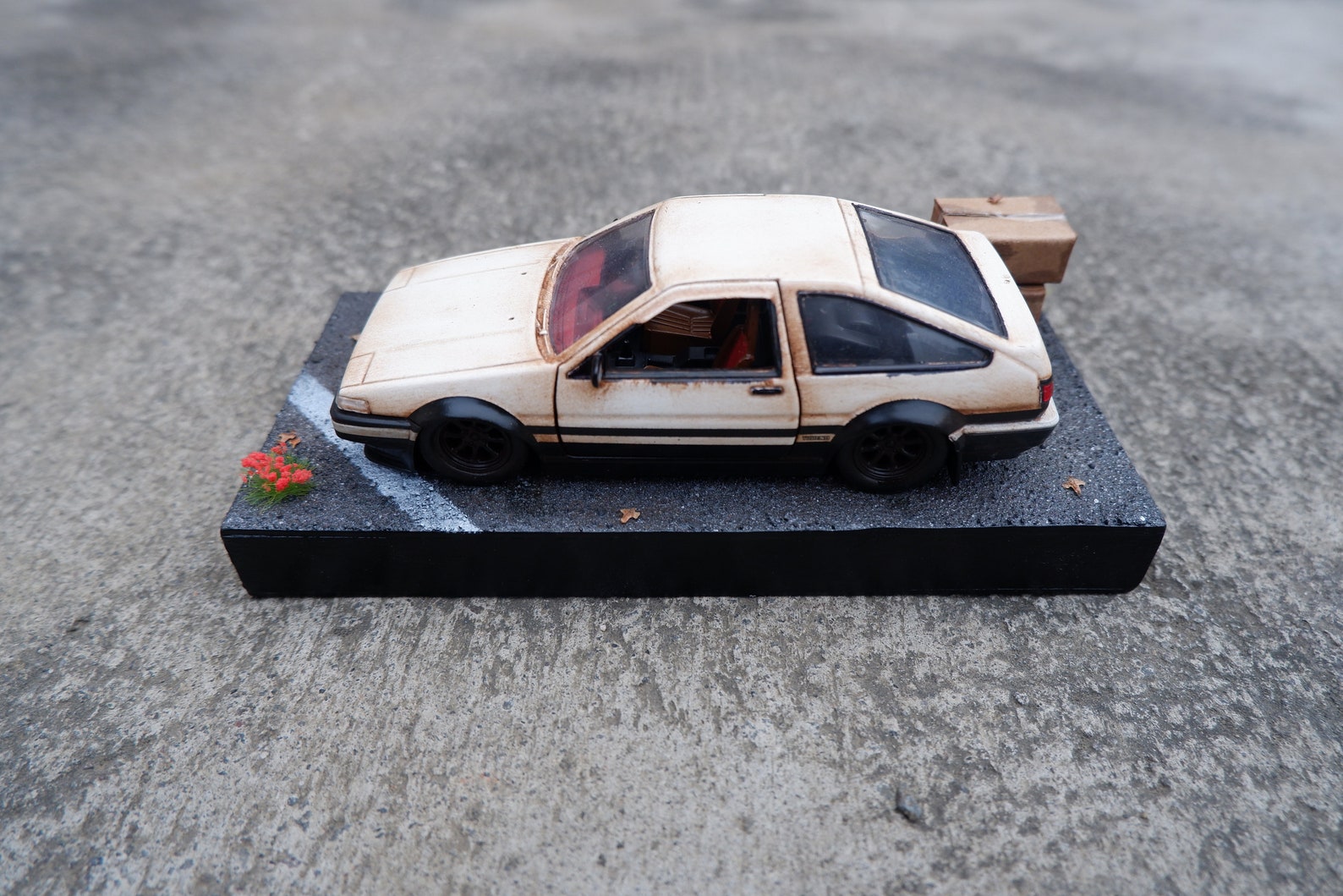 Diecast Toyota Trueno Initial D AE86 Diorama Abandoned Rusty Miniature Doll House Hachiroku 1:32 ...