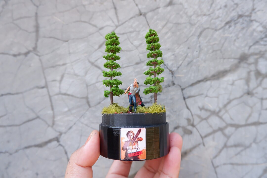 LED Lamp Glass Dome - the Texas Chainsaw Massacre Leatherface Diorama ...
