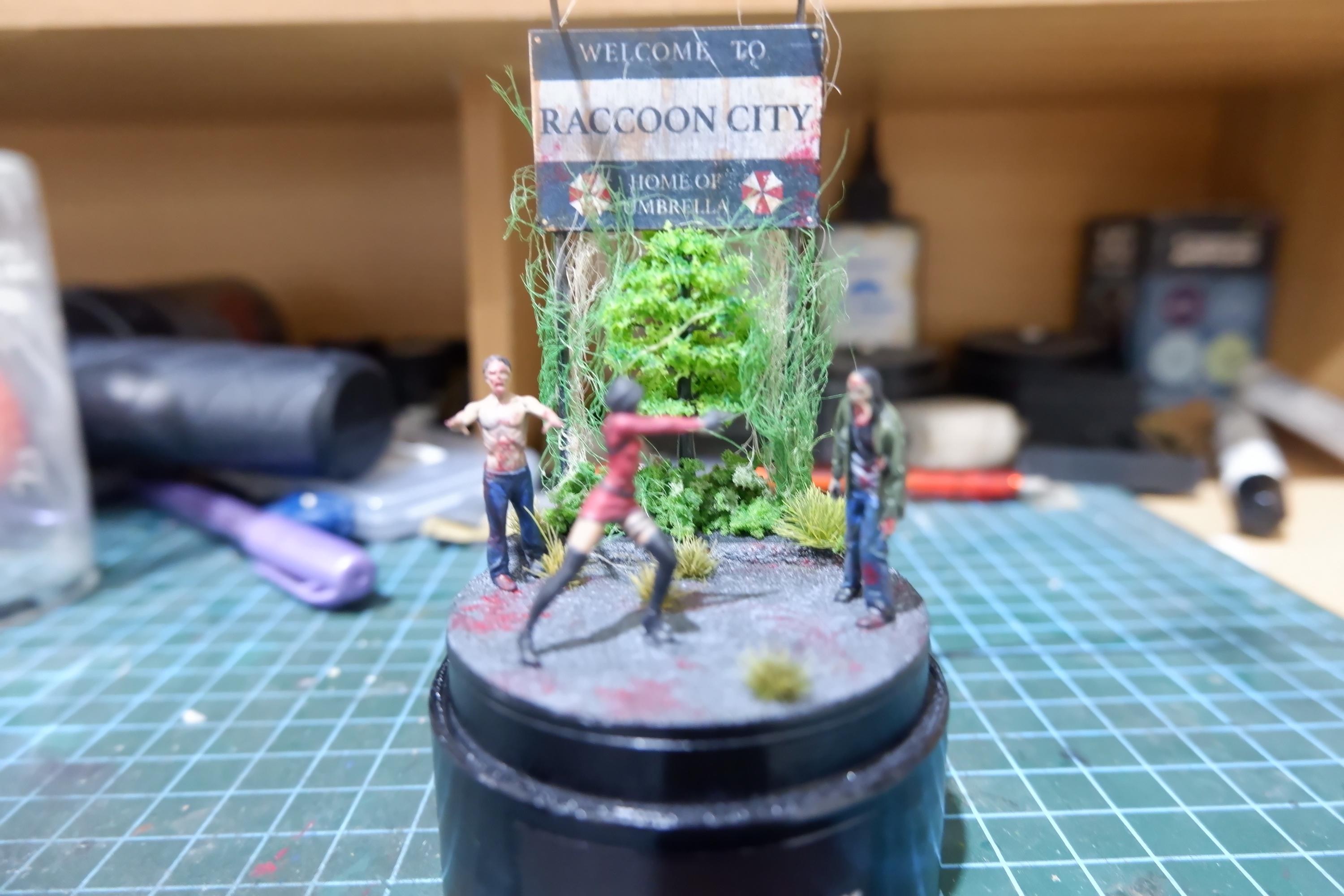Glass Dome LED - Ada Wong VS Zombie, Raccoon City - Mini Diorama Zombie ...