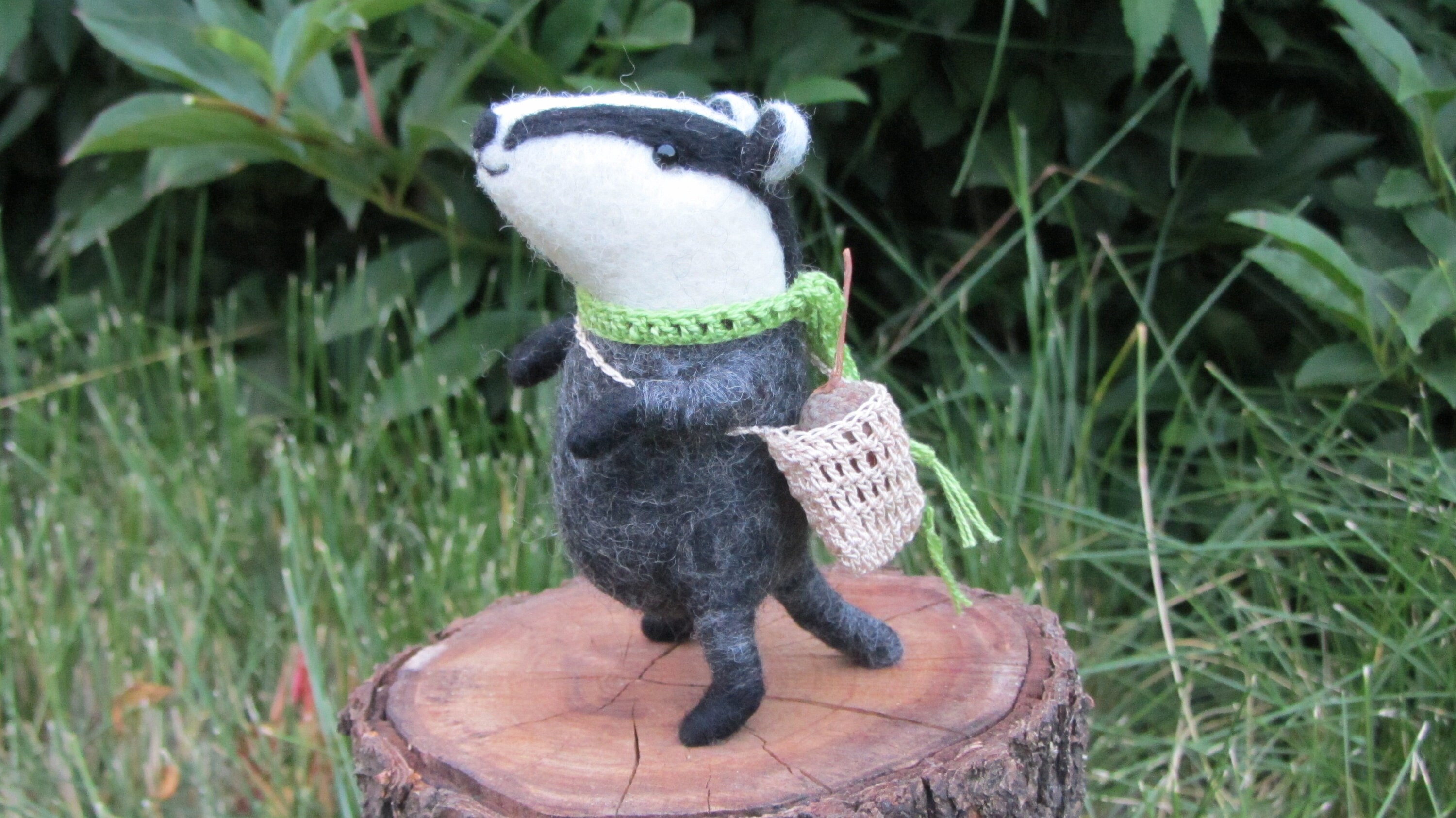 Needle Felted Badger With Scarf, Bag and Acorn. Felted Toy. Figurines ...