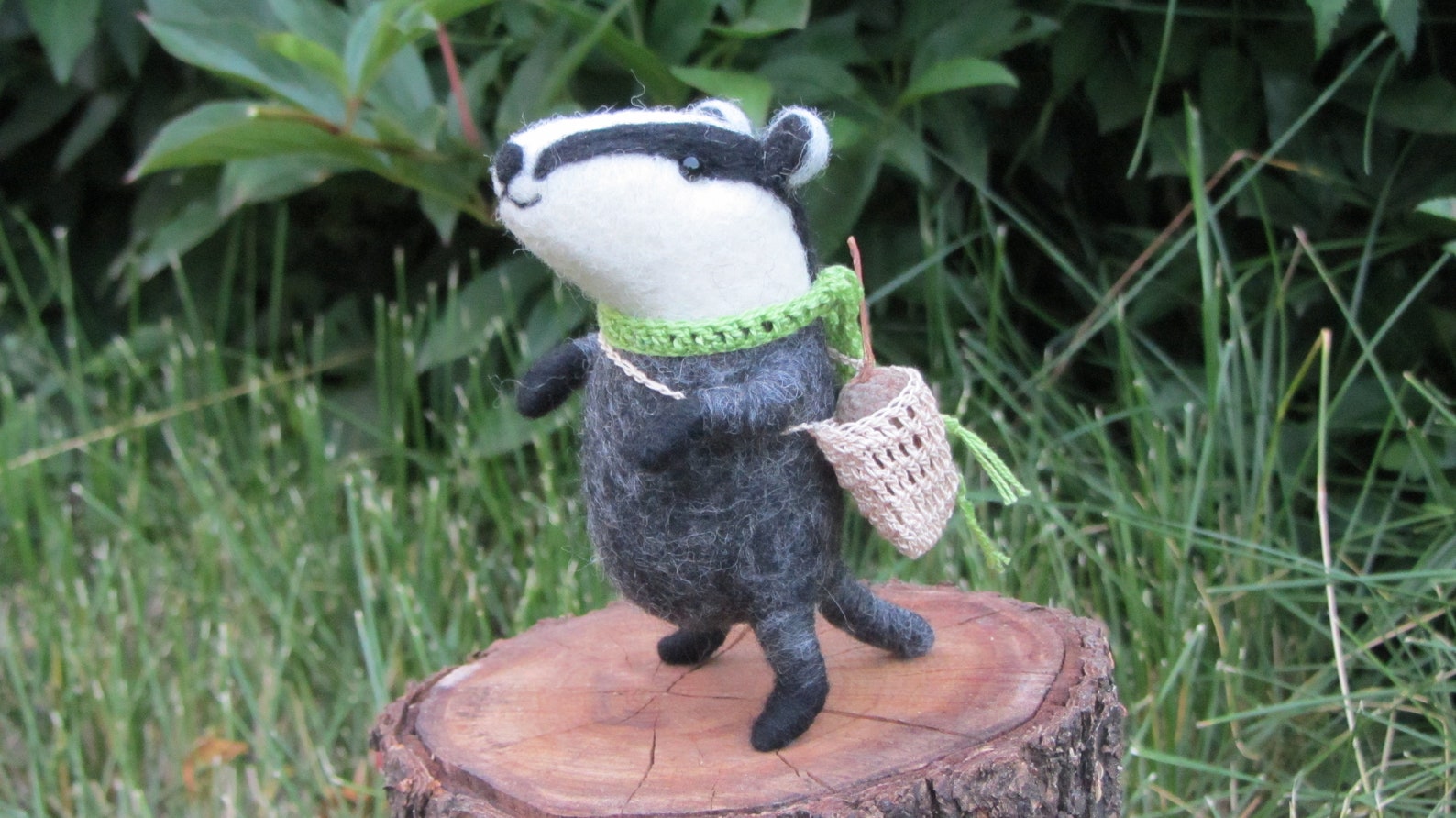 Needle Felted Badger With Scarf, Bag and Acorn. Felted Toy. Figurines ...