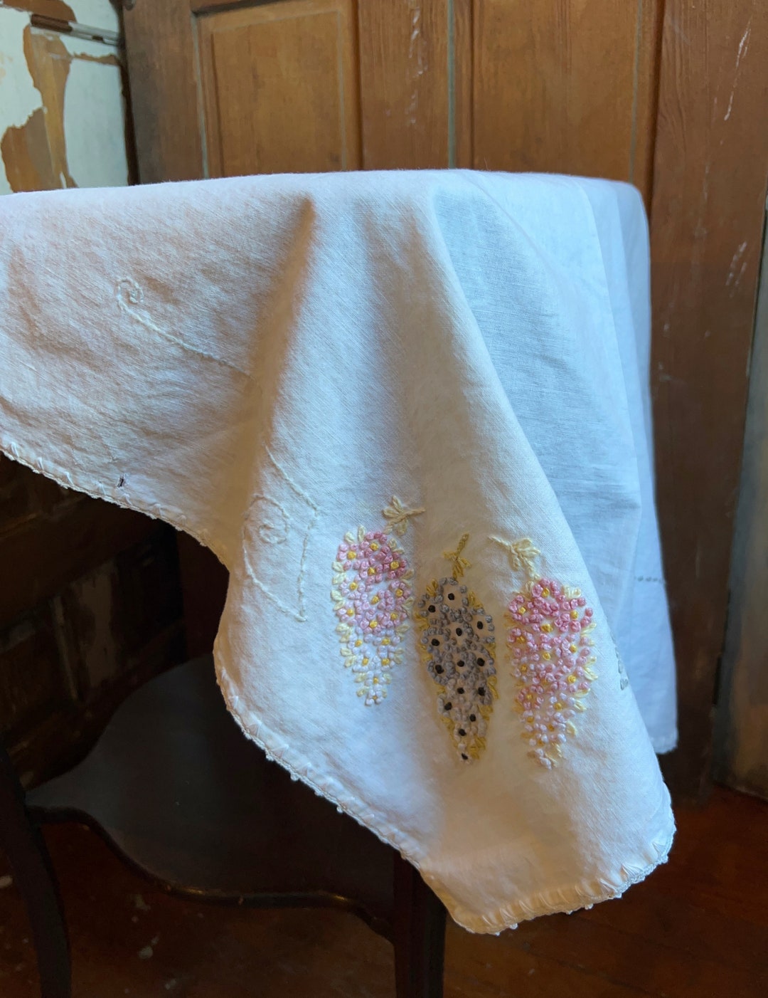 Vintage Embroidered Tablecloth, 1950s Table Linen, Lilacs - Etsy