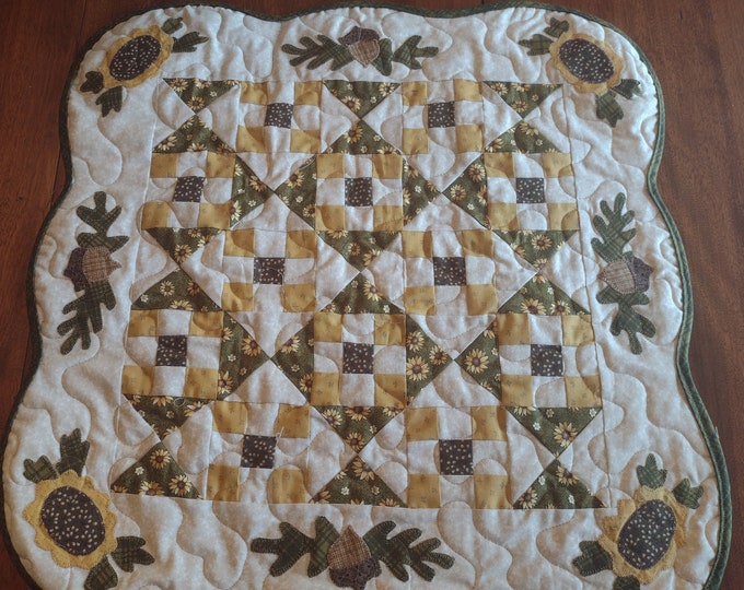 Country/farmhouse -quilted-sunflower -table Topper -21" X 21" - Etsy