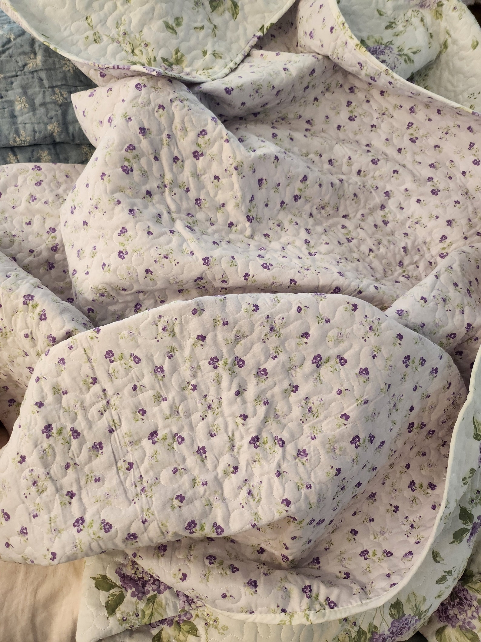 Shabby Chic King Quilt Set: White Purple Floral, Lightweight Farmhouse ...