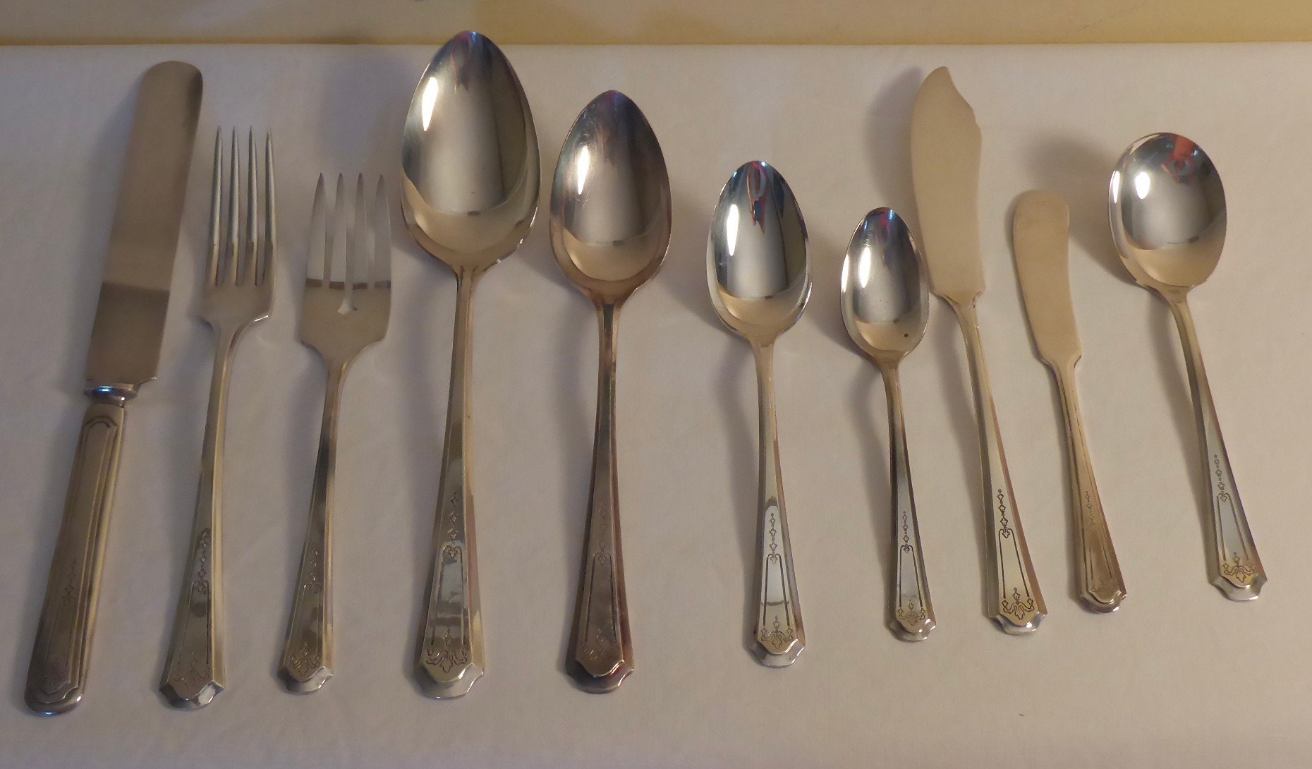 82 Pieces of Oneida Community Silver Plate Elite Pattern Flatware in ...