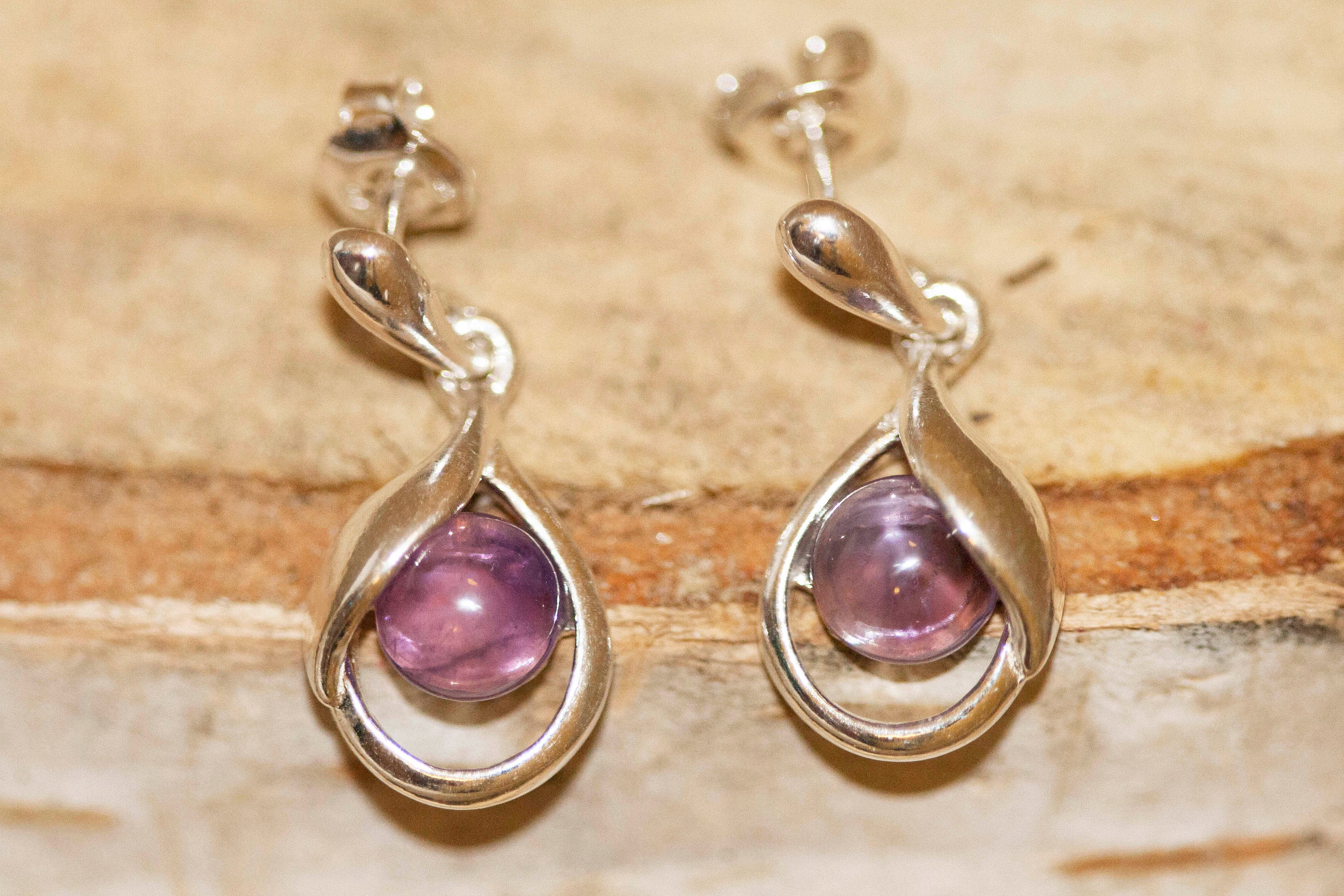 Amethyst earrings fitted in sterling silver. Dangle amethyst earrings ...
