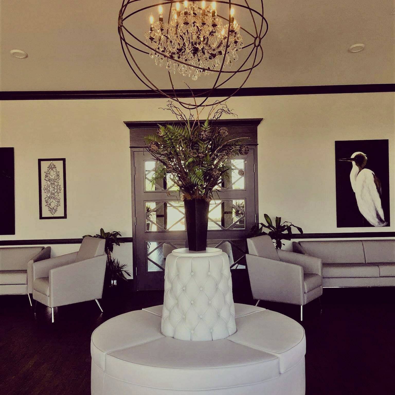 Round Couch for a Lobby Office in White Leather Luxury Spa Beauty Salon ...