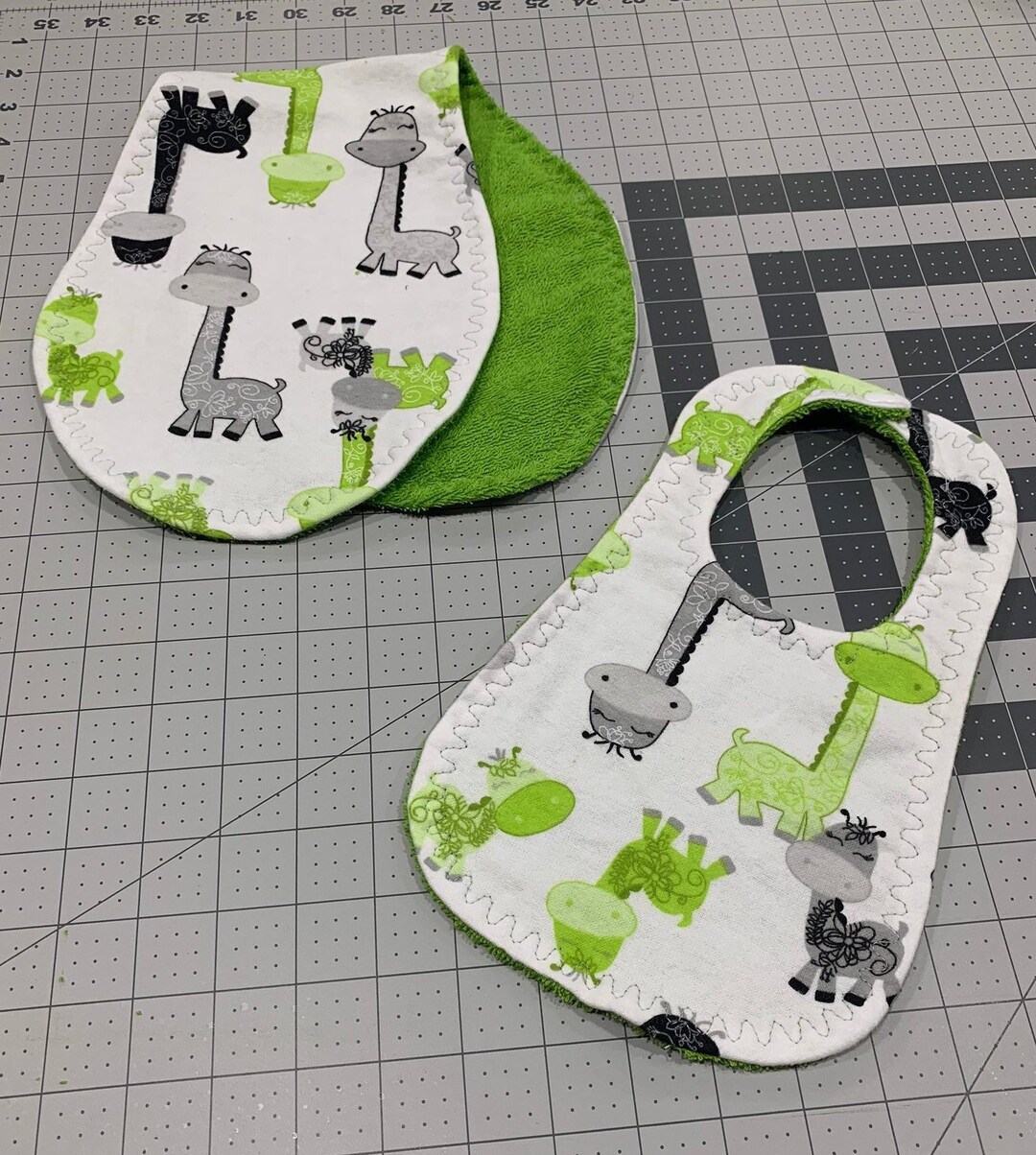 Franela hecha a mano / tela de felpa Baby Burb Cloth y babero - Etsy España