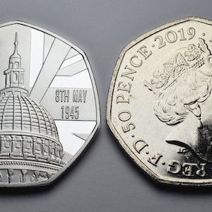 Pair of WW2 Commemoratives in 50p Coin Display Case. D-DAY Landings ...