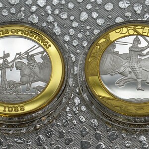 Battle of Hastings 'dual Metal' Silver and 24ct Gold Commemorative Coin in Capsule. Bayeux ...