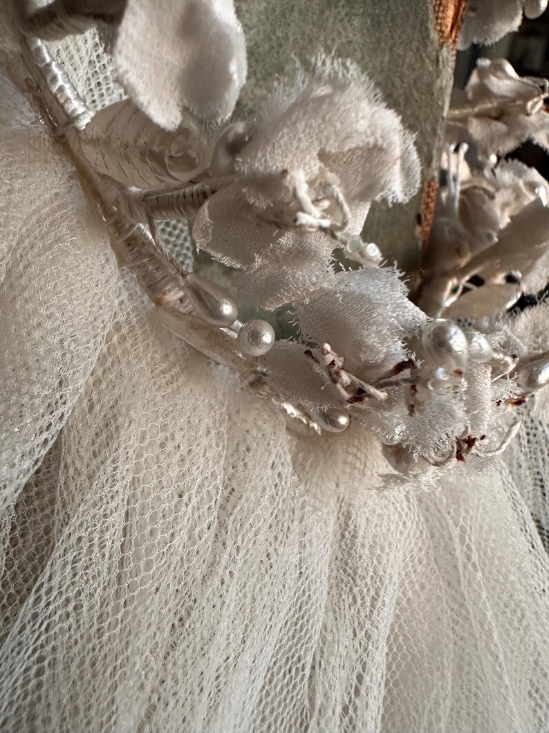 Velo francés antiguo, con hermosa corona, flores de cera, perlas ...