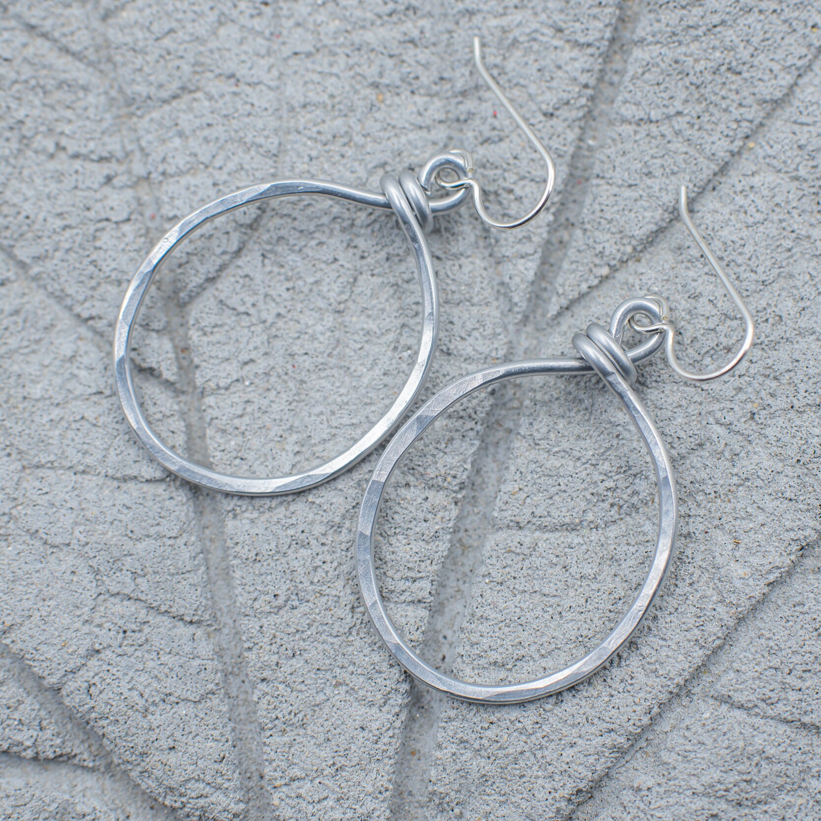 LARGE HAMMERED OVAL Aluminum Hammered Aluminum Hoops | Etsy