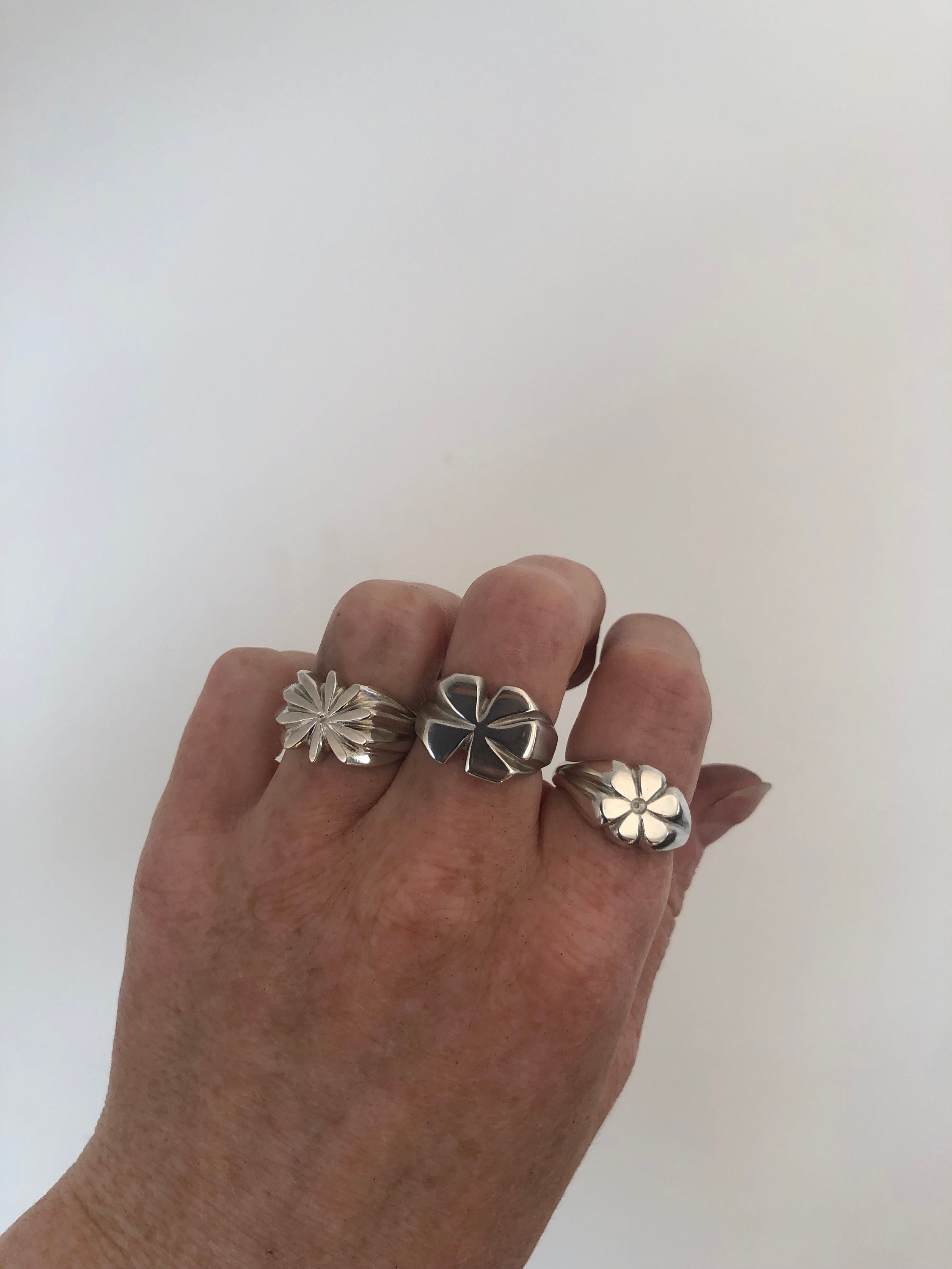 Daisy Signet Ring - Etsy