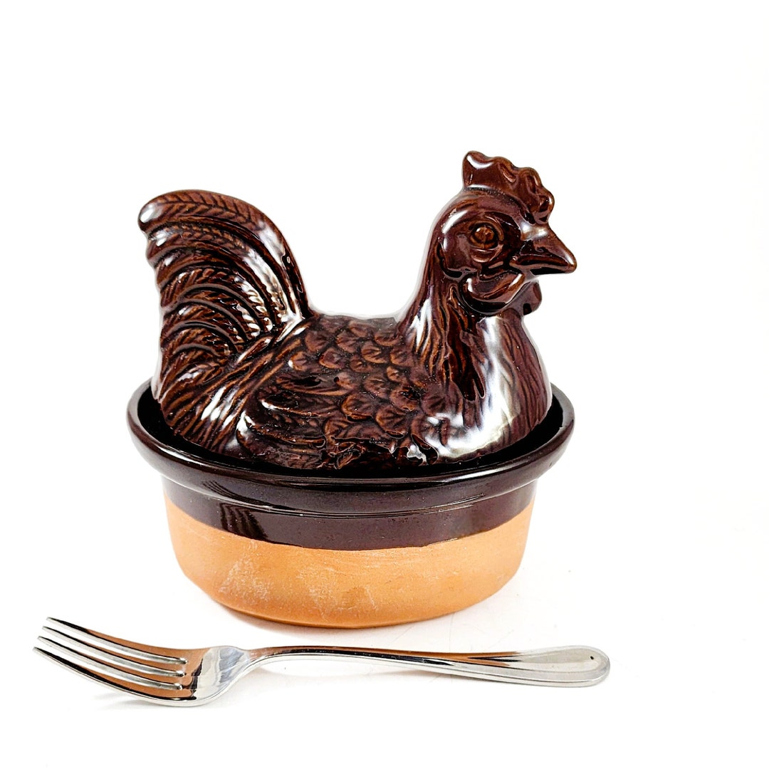 Brown Pottery Nesting Rooster Casserole Baking Dish on Terra Cotta Nest ...