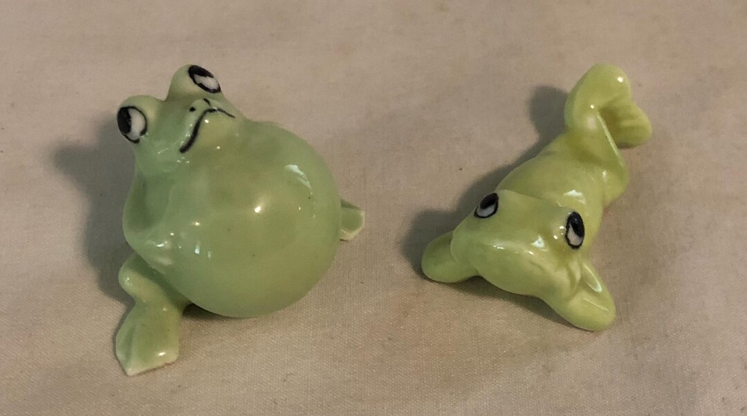 2p Vintage Bug House Miniature Frog Figurines - Etsy