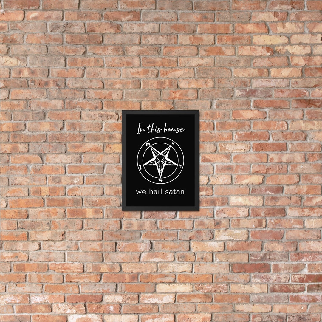 En esta casa saludamos a SATANÁS 12x16 Póster de papel - Etsy España