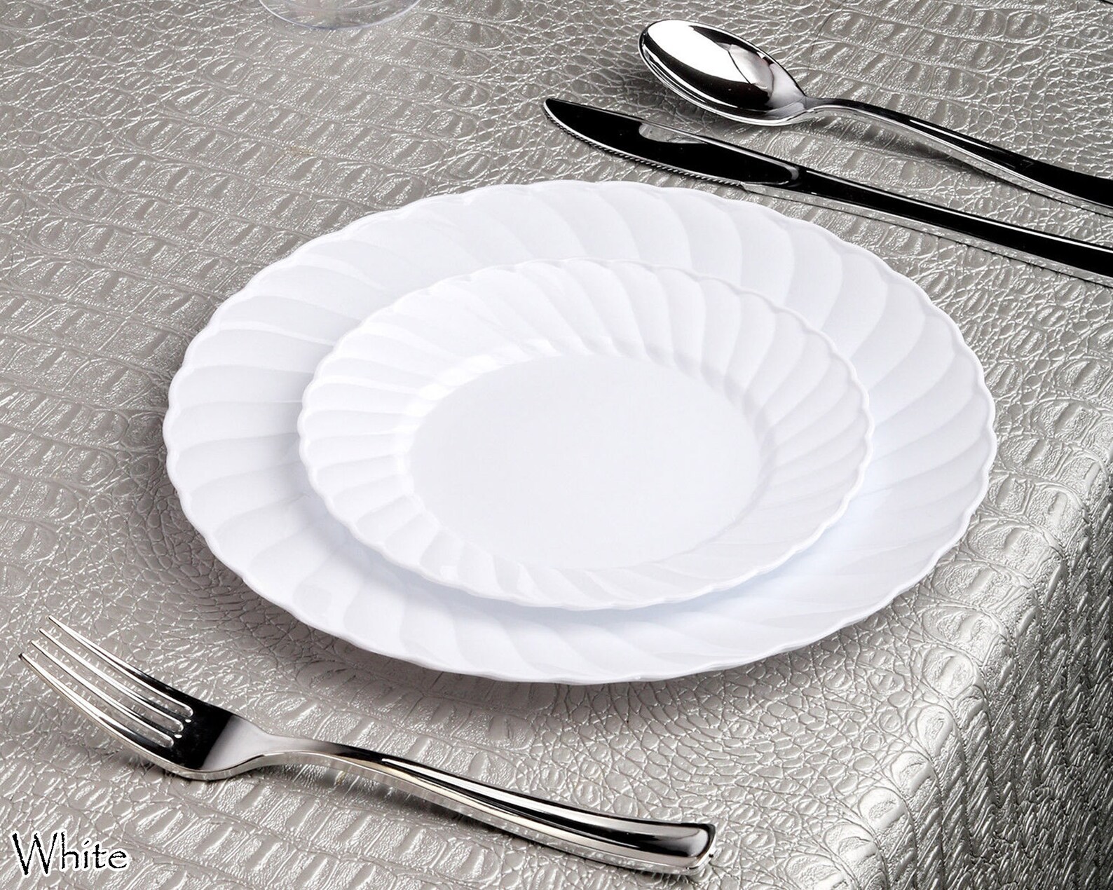 Classic Disposable Buffet Plates or Dessert Plates, Plastic Round ...