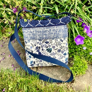 Crossbody Bag Tapestry Shoulder Bag Classic Blue & White Travel Bag ...