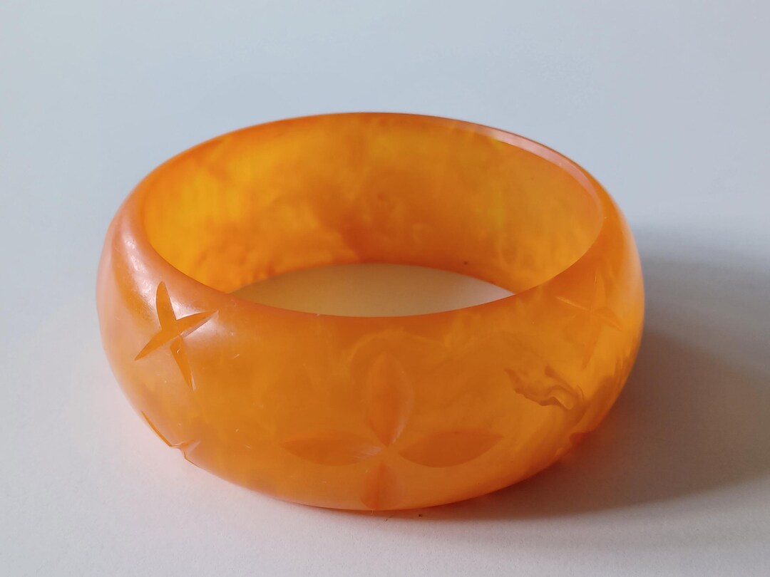 Gorgeous Vintage Bakelite Egg Yolk Carved Bangle - Etsy